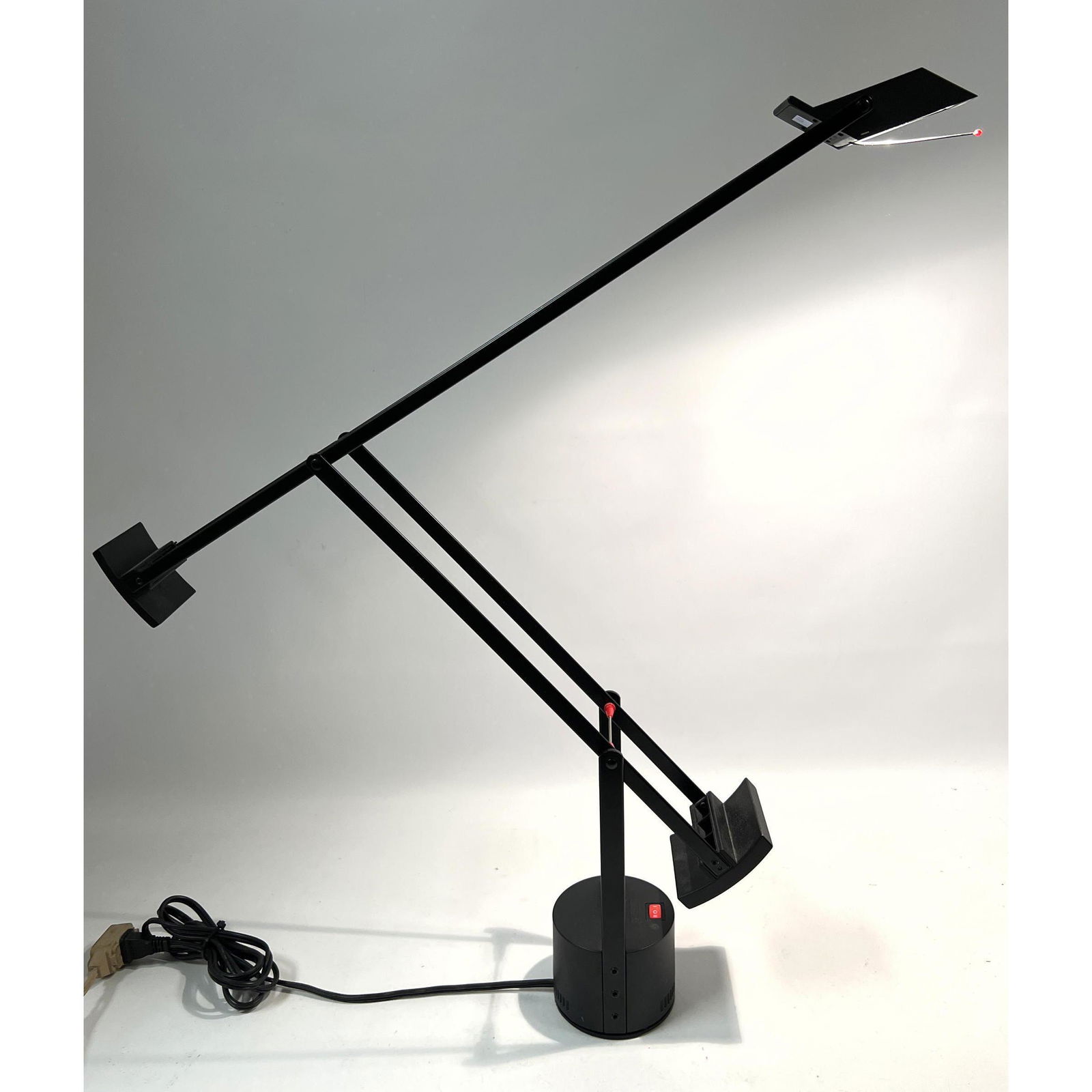 Artemide Tizio Desk Lamp By Richard Sapper