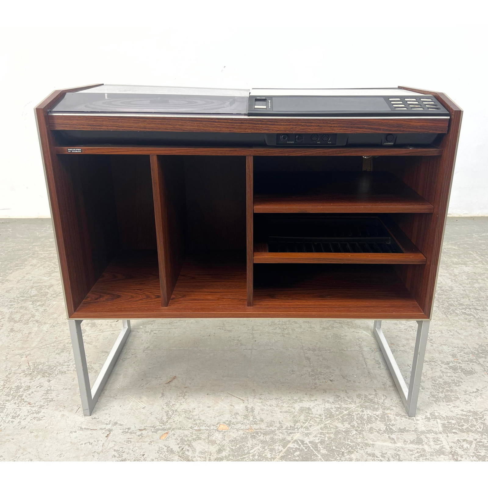 Bang And Olufson Beocenter 7000. Includes Booklet. On Metal Stand. Auction