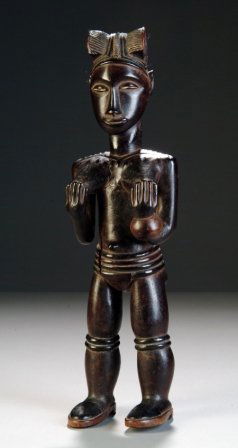 24 A MENDE CARVED WOOD FIGURE OF A STANDING FEMALE, Sie