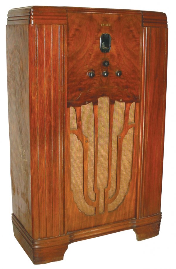 0703: Radio, Philco console, Model 29 or 45 w/tubes, kn