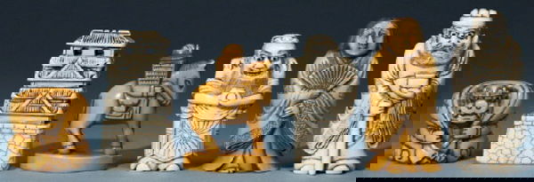 250: JAPANESE STYLE IVORY `NETSUKE´ CHESS SET, 20th c