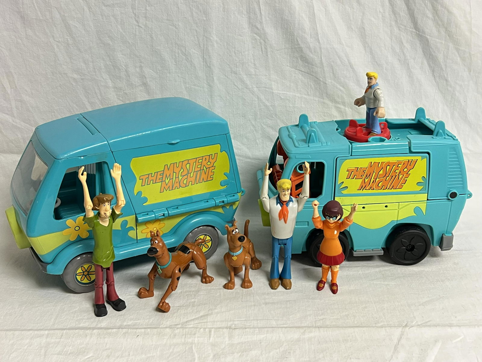 (2)Scooby Doo Mystery Machines, Figures (#0235) on Dec 13, 2022 | A & A ...