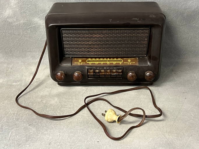 Wards Airline Tube Radio 74br 1513b Powers Up + Works, Gets Radio Stations