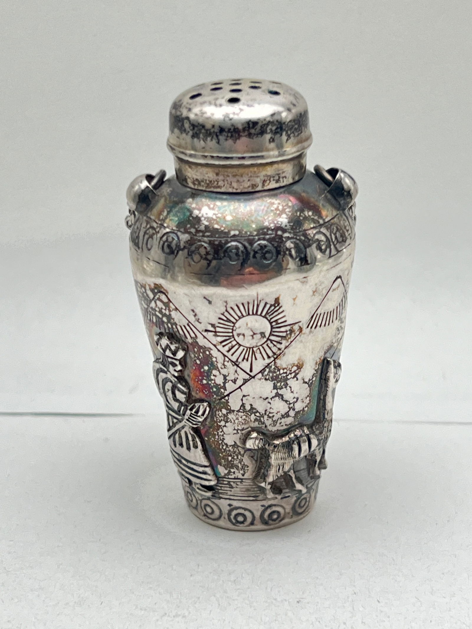 .975 Silver Peruvian Spice Shaker - Shepard & Llama Design 2.5''t , Wgt 26.91g Auction