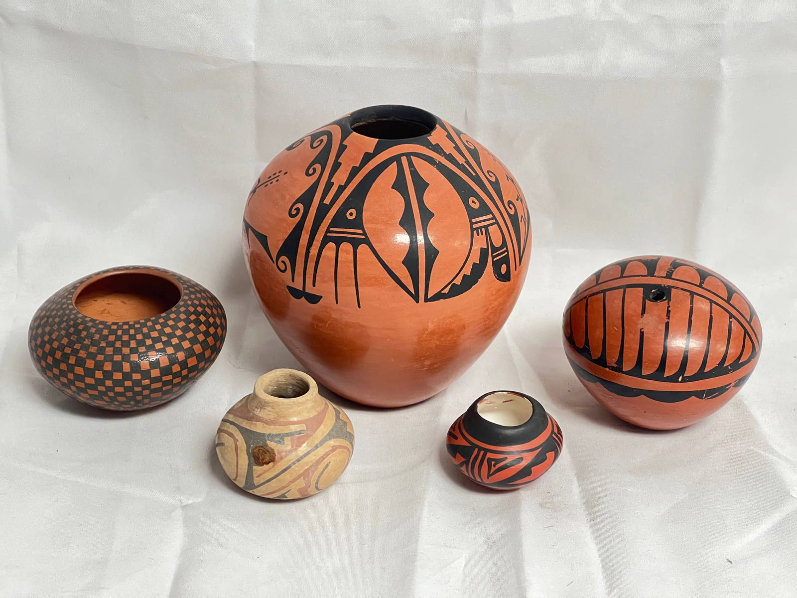 (5)native American Pottery Pieces, Most Signed - 1''t - 5.5''t Auction