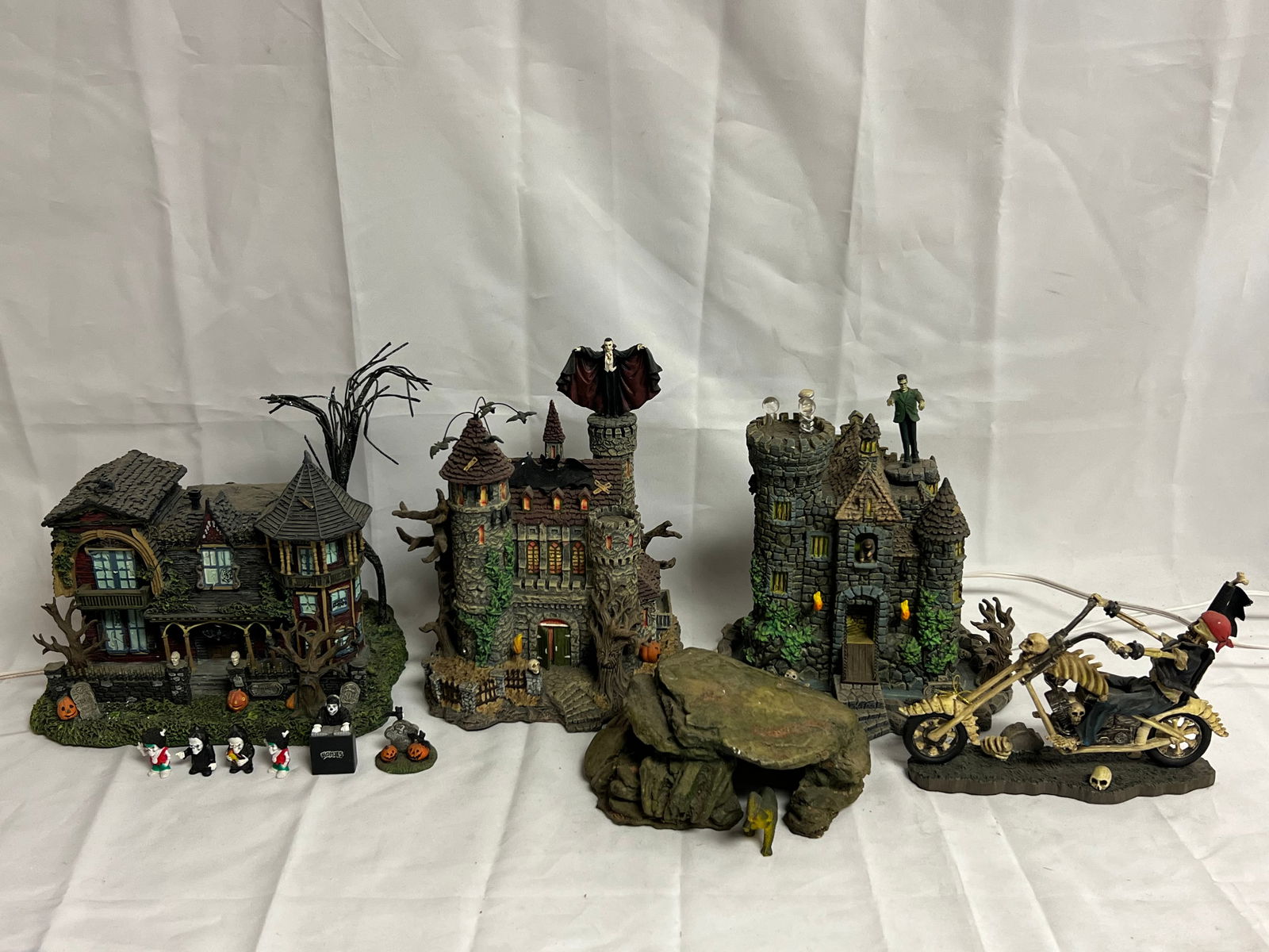 Hawthorne Village Lighted Haunted Houses - Dracula's Castle ...
