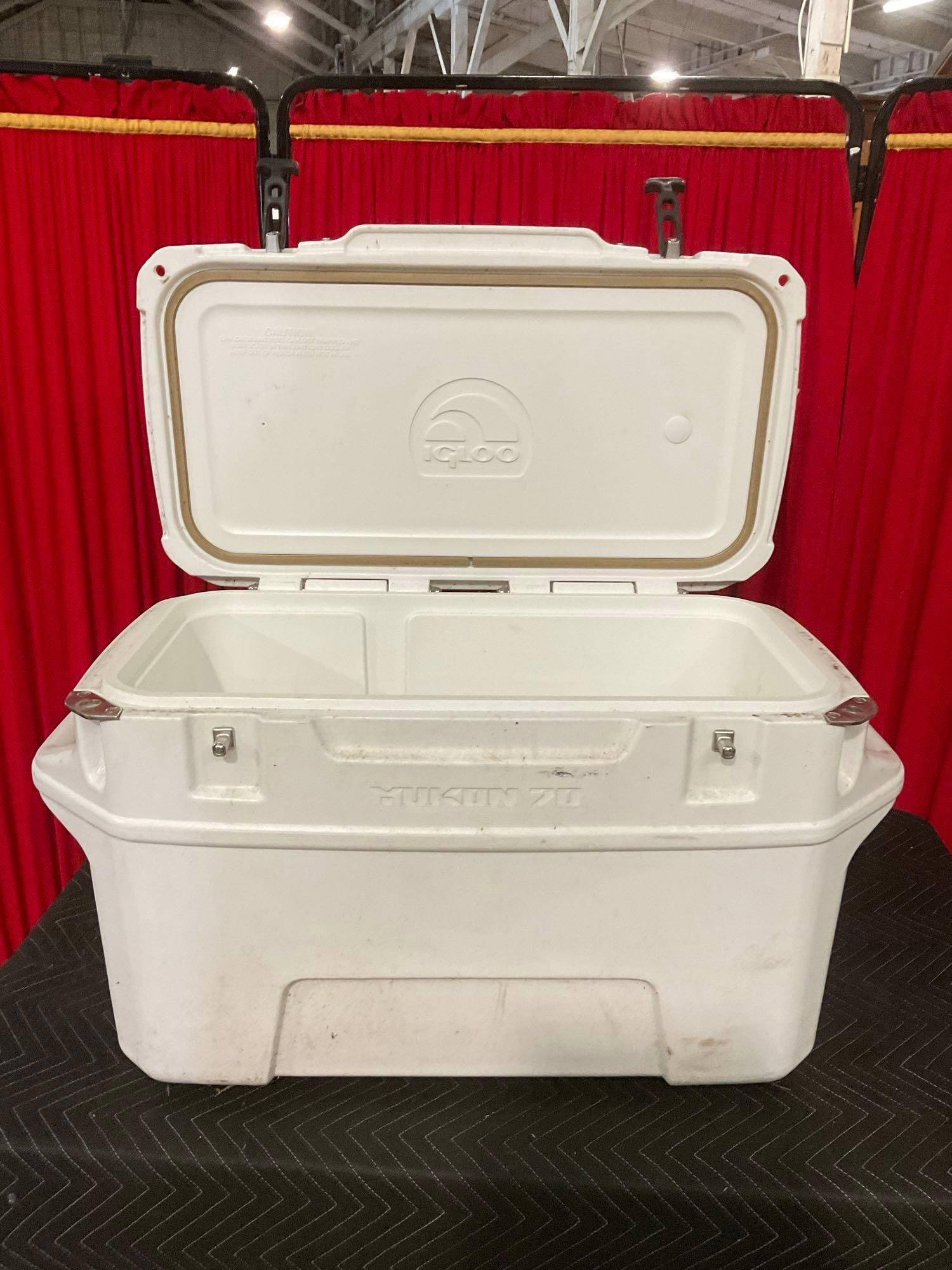 Igloo Yukon 70 High End Pull Latching / Locking Cooler - 70qt Capacity ...