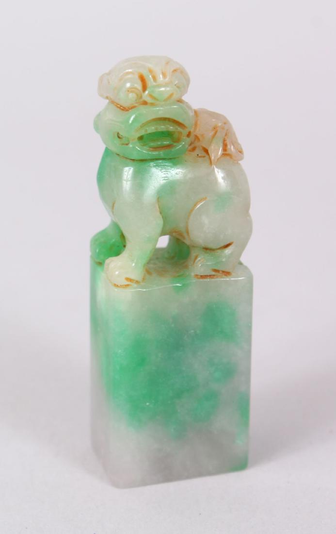 A CHINESE CARVED JADE DOG OF FOE. 7cm high.