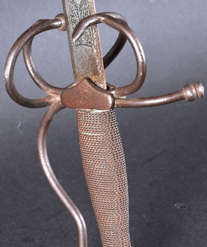 1235: AN ANTIQUE STYLE SPANISH SWORD with engraved blad