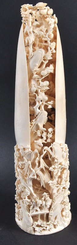 A FINE 19TH CENTURY CHINESE CARVED CANTON IVORY TUSK