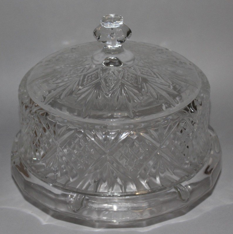 AN ARGYLE FINE CUT CRYSTAL CAKE STAND AND COVER, in a