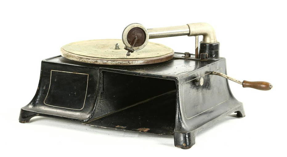 Universal Cast Iron Disc Phonograph - Jul 17, 2021 | Donley Auctions in IL