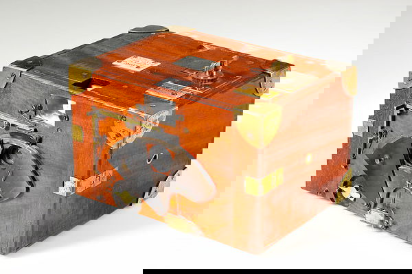 24: Redding London Luzo Hand Camera