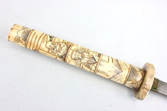 2 carved Chinese bone swords : Lot 448