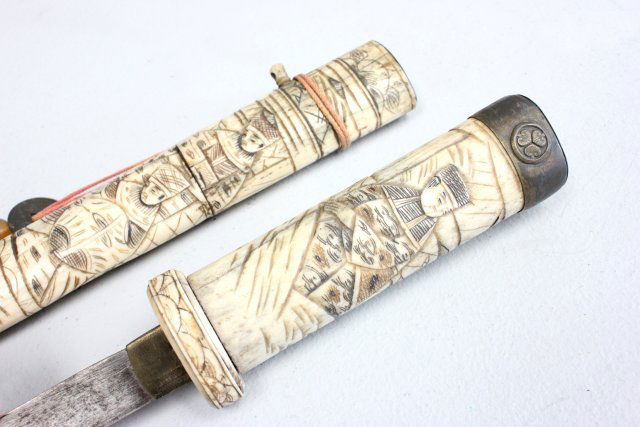 2 carved Chinese bone swords : Lot 448