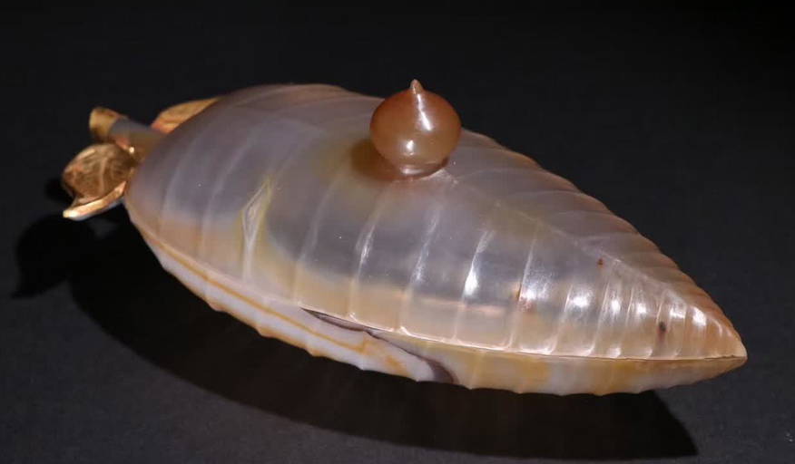 An Agate Wrapped Gold Leaf Shape Box