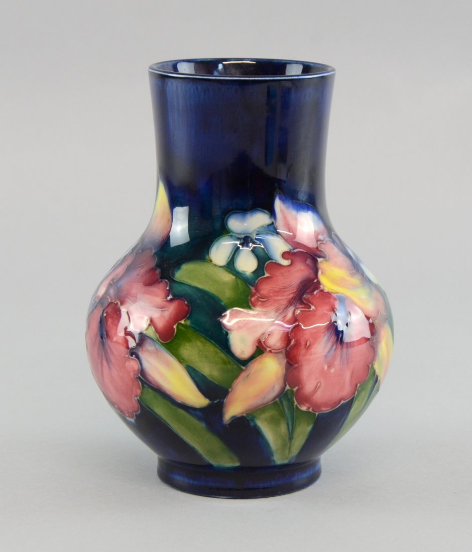 Moorcroft vase with bearded Iris on a blue ground - Feb 26, 2014 ...