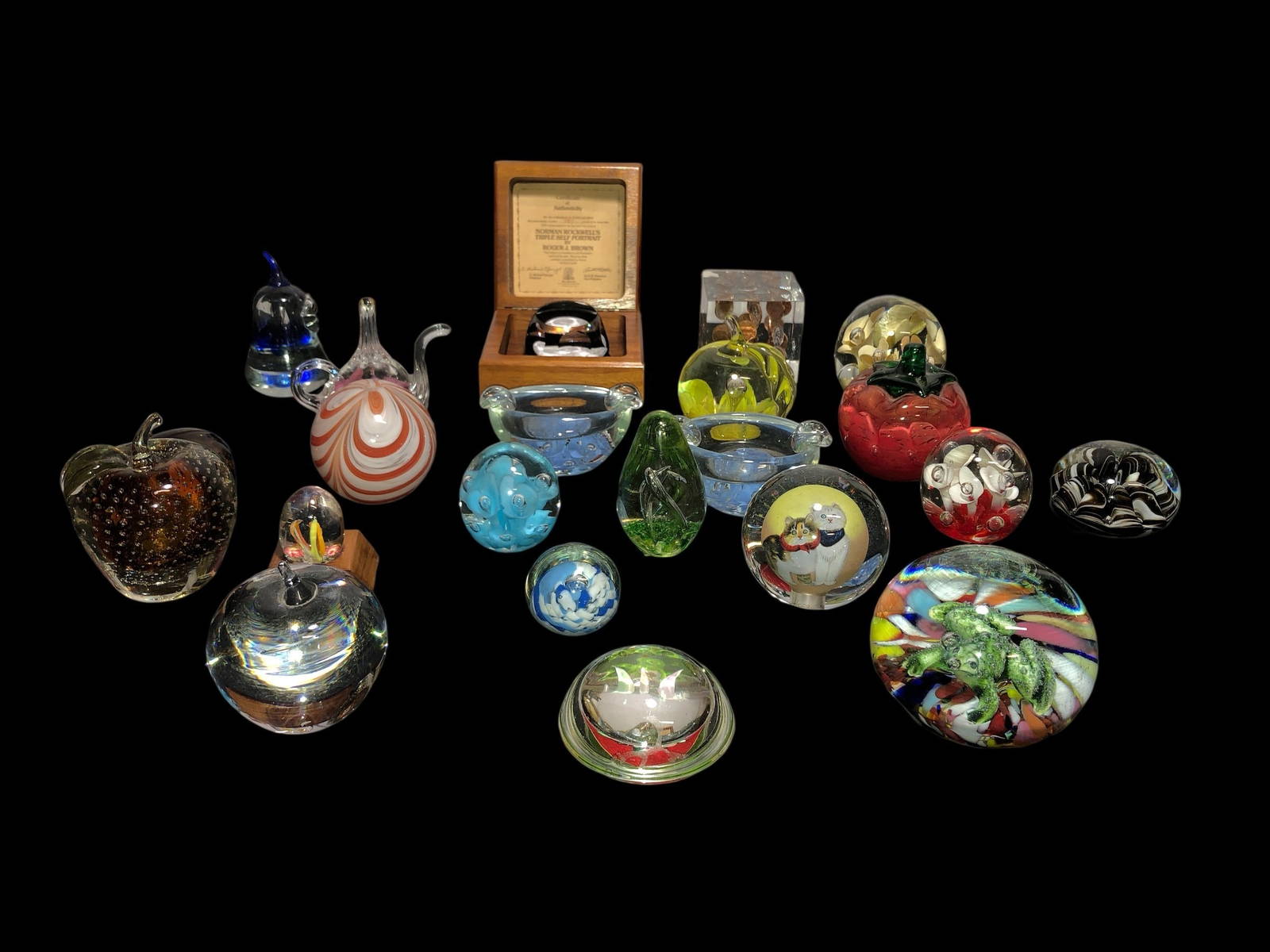 Collection 22 Art Glass Paperweights Tiffany & Co., Joe Rice, St. Clair ...