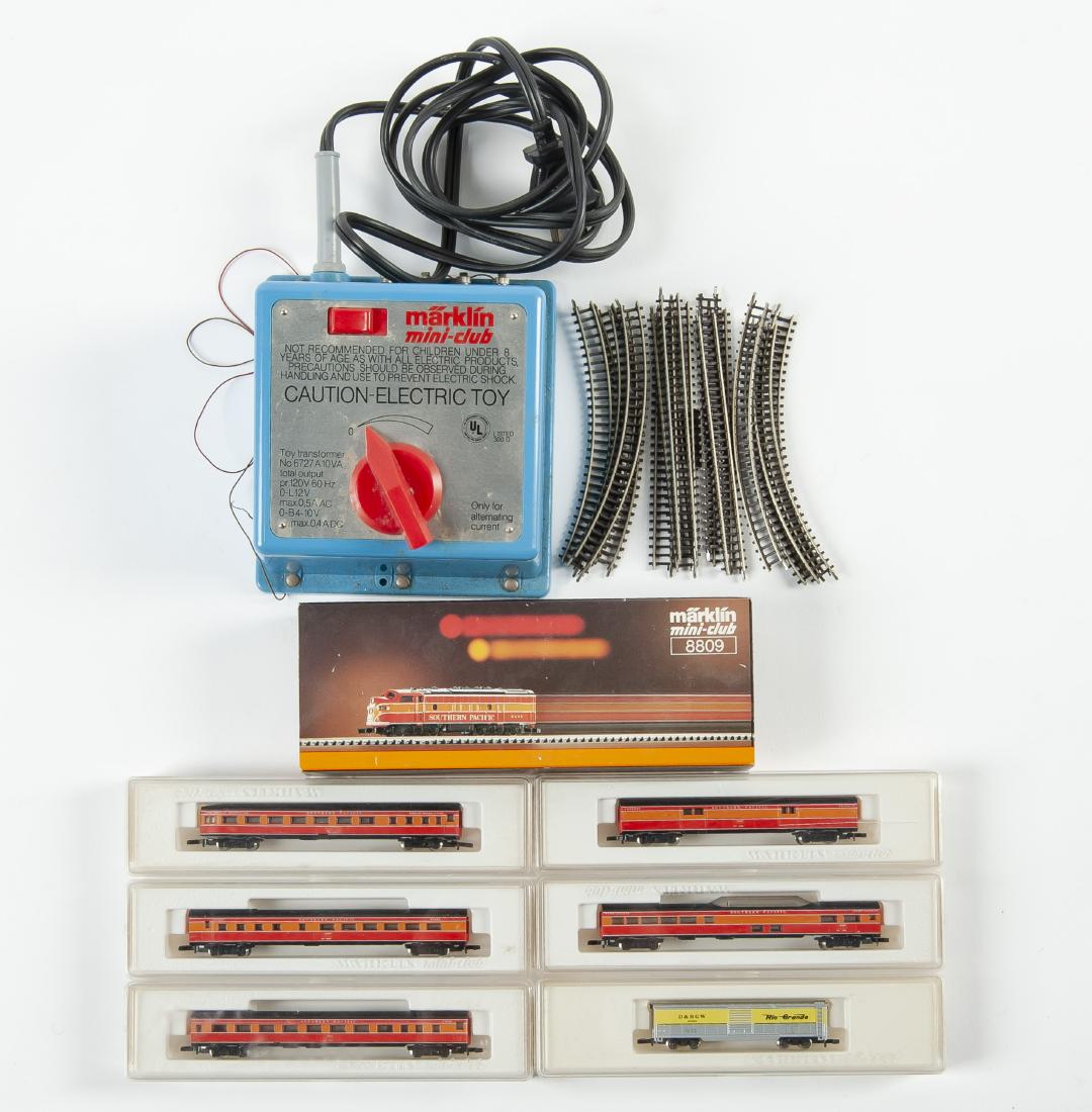 7 Marklin Mini-Club Train Cars & Accessories