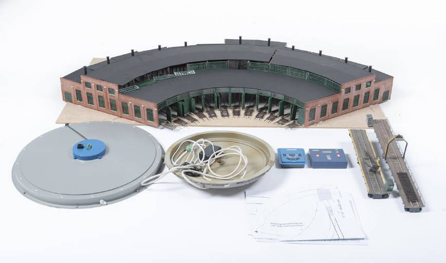 Ho Scale 12 Stall Roundhouse & Accessories