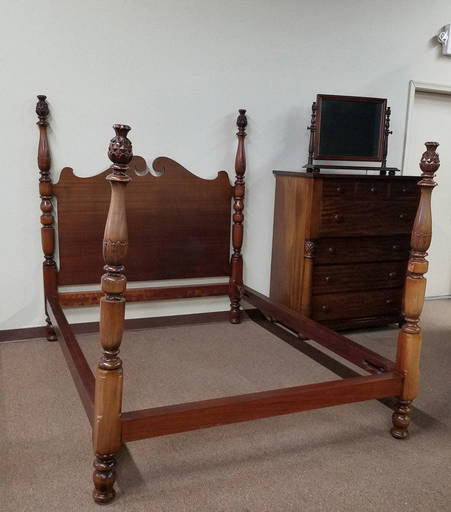 4 Poster Pineapple Bed With Dresser And Mirror