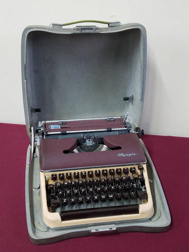 Olympia De Luxe Typewriter