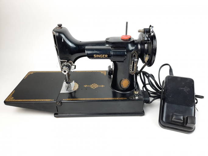 Singer Featherweight Sewing Machine W/ Case