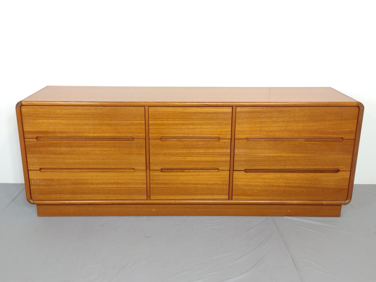 Sun Cabinet Co 9 Drawer Dresser - Nov 26, 2022 | Cordier Auctions ...