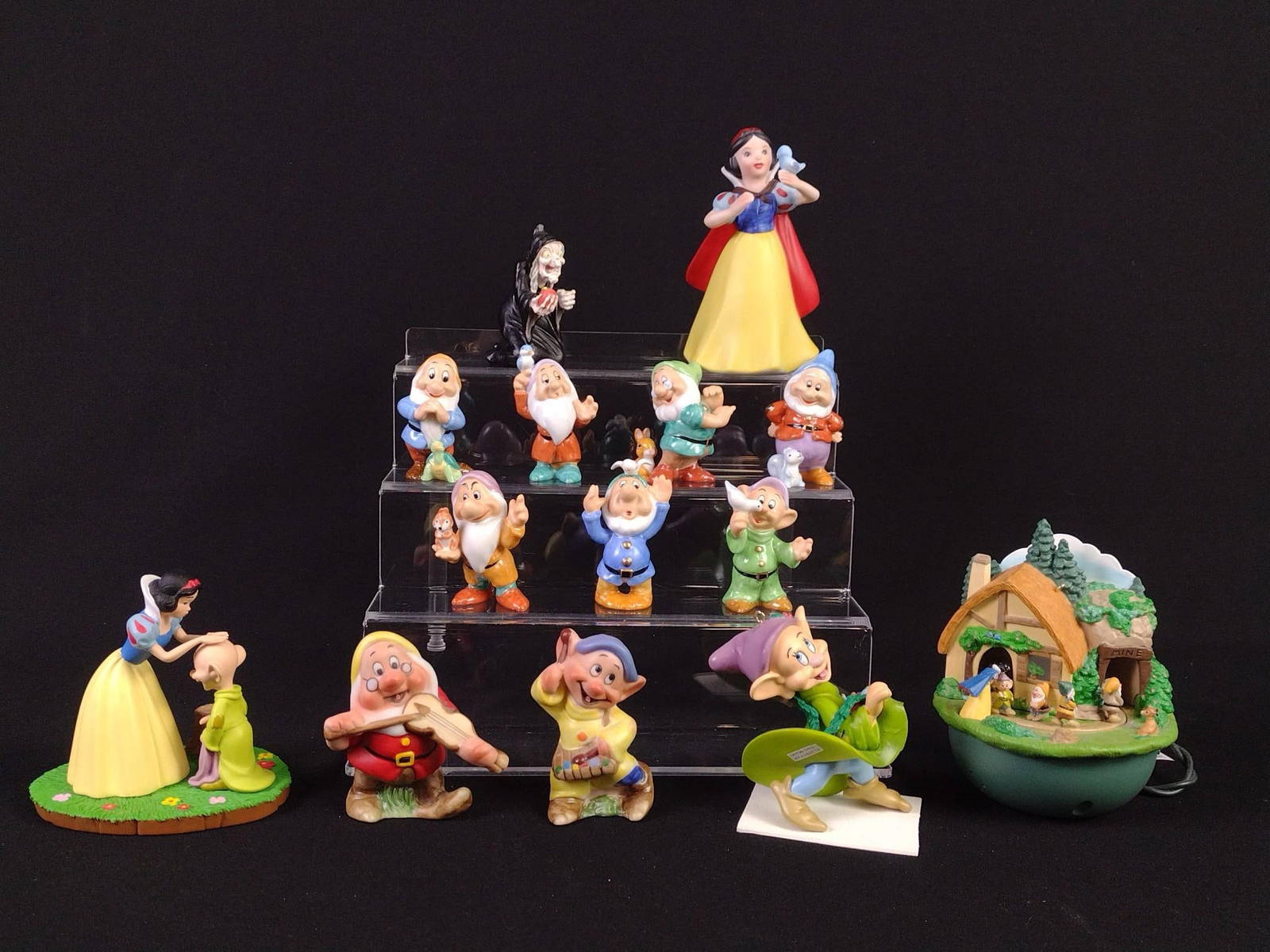 14 Snow White And The Seven Dwarfs Figurines Auction