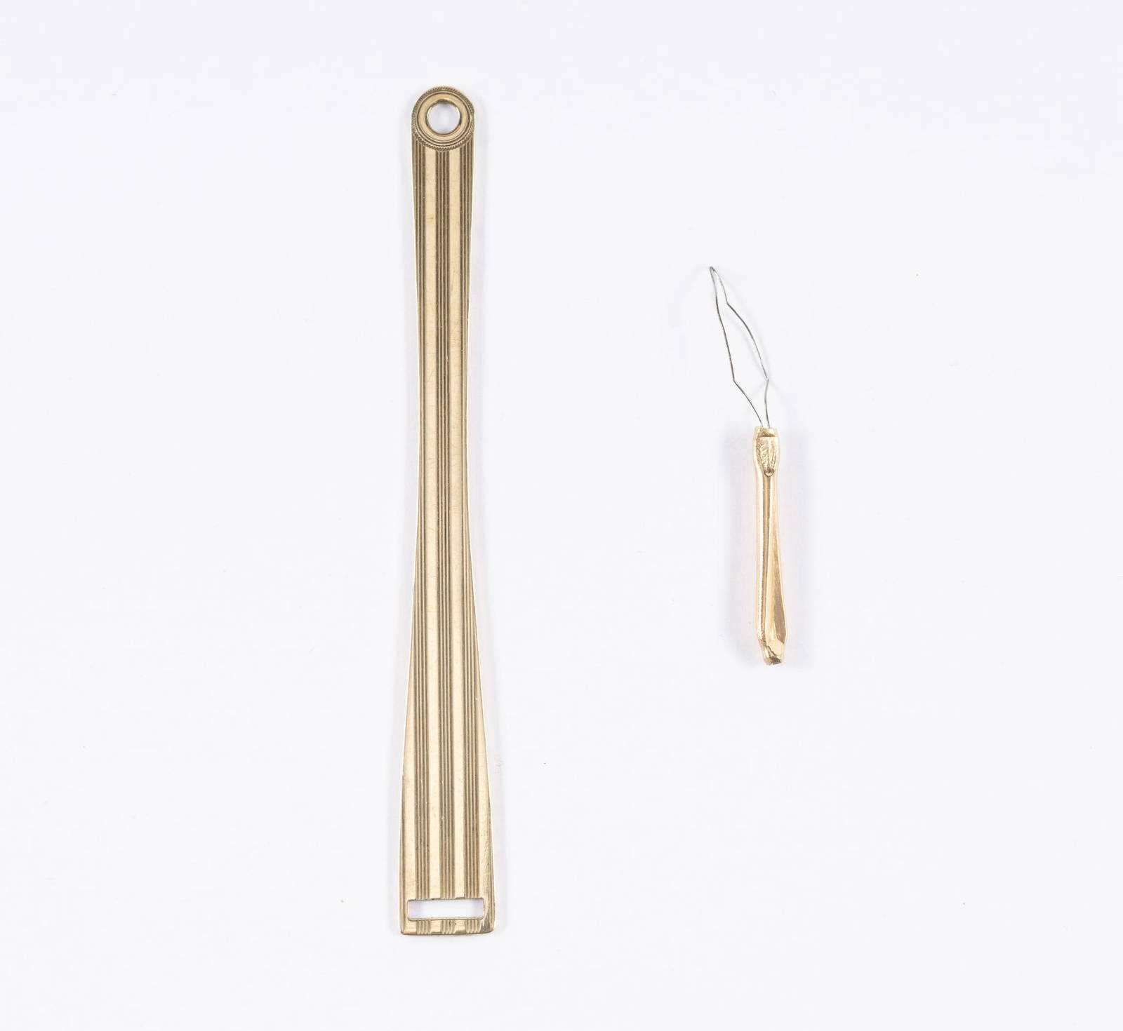 14k Gold Bodkin & 14k Gold Miniature Needle Threader Auction