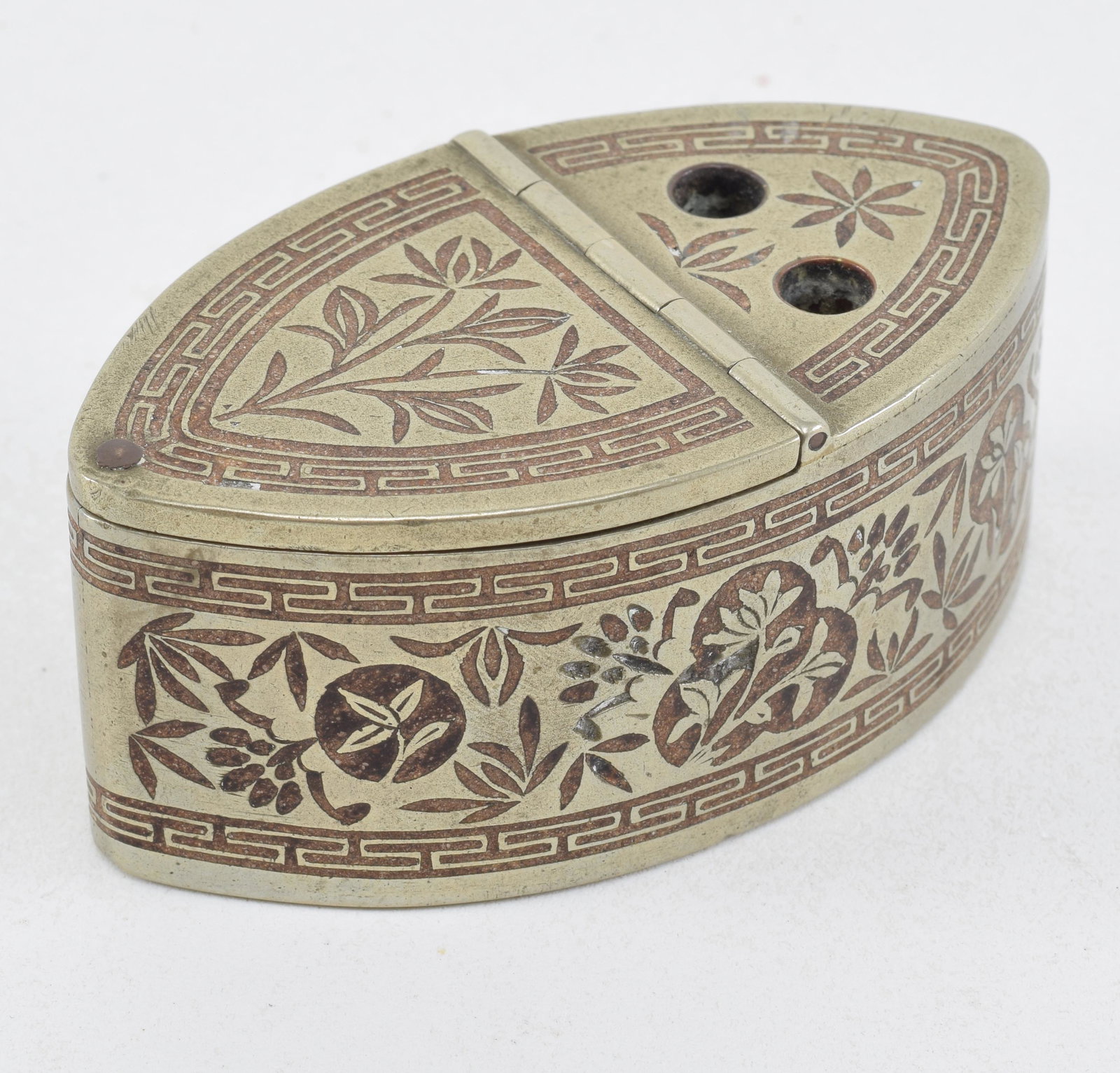Oval paktong box. China. 19th century. Surface engraved | Barnebys