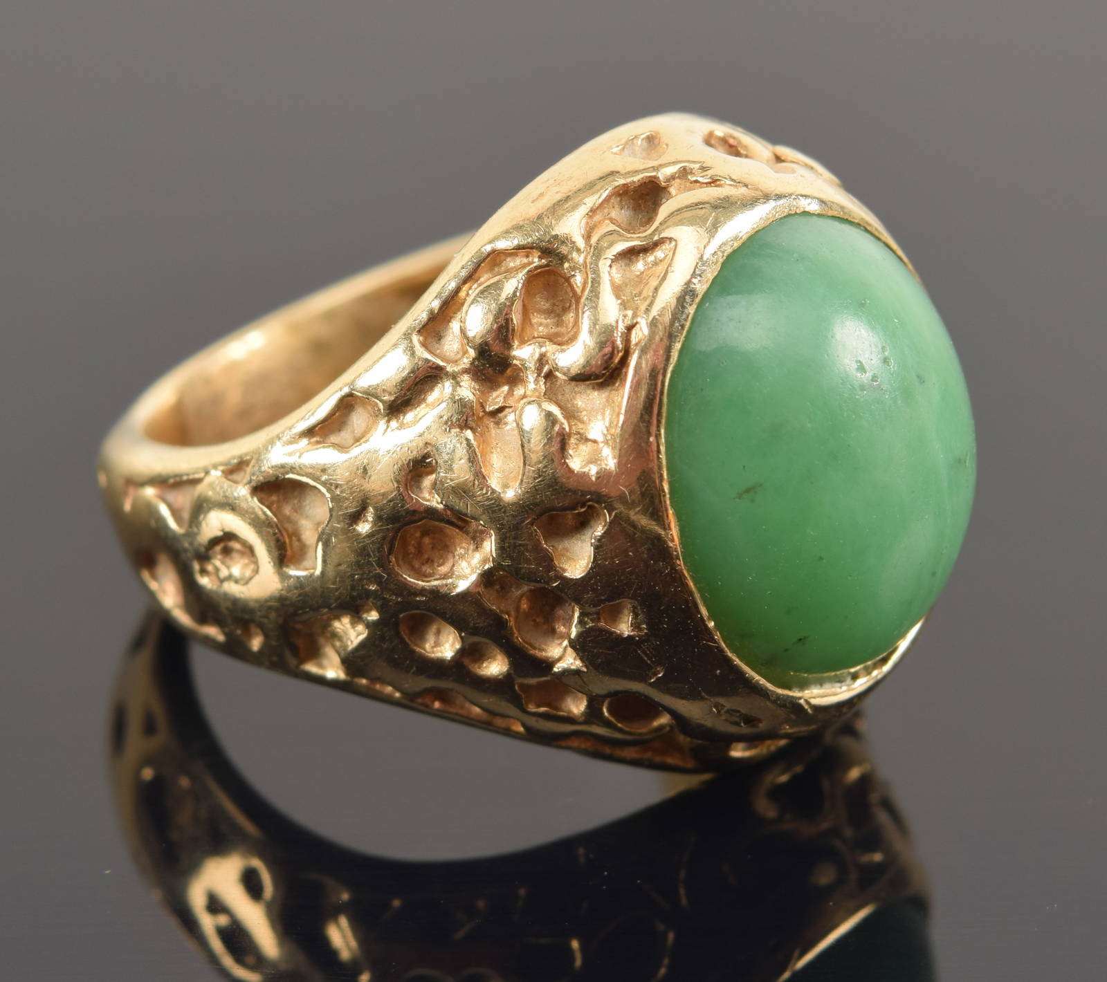 14k Gold Green Stone Men's Ring. Dimpled Brutalist Design. Oval Shaped ...