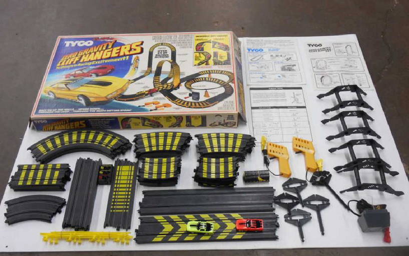 Tyco Zero Gravity Cliffhangers Slot Car Set
