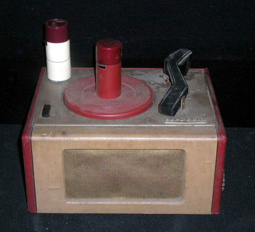 2106: 1950's Crescent 45 rpm Record Player