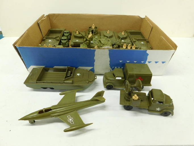 Lot Pyro Plastic Military Pieces