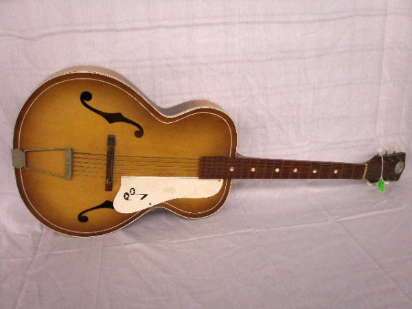 3082: Vintage Truetone acoustic guitar