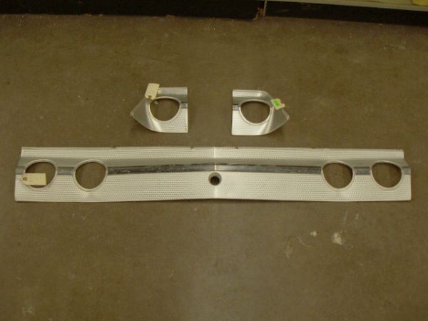 1241: 1962 Impala SS Trunk lid Trim
