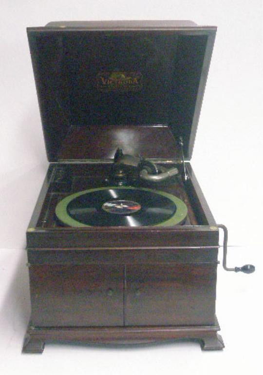 2208: Victor V V -IX Table Top Victrola
