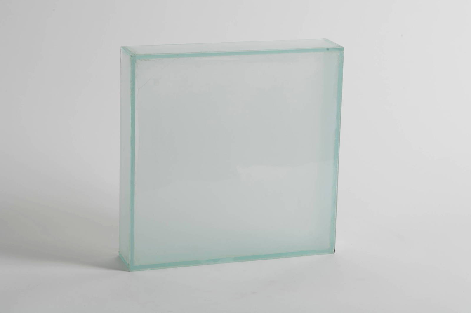 15 Glass Platforms Auction