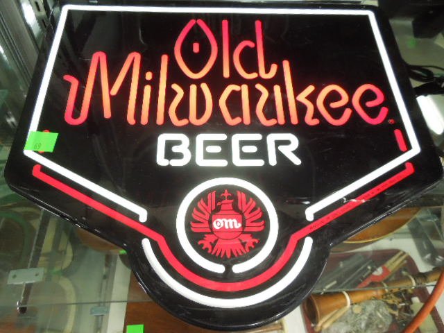 OLD MILWAUKEE BEER Neon Sign - Nov 15, 2014 | George L. Vaught in Texas