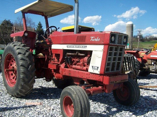 651: International 1066 Farm Tractor w/ Roll Bar Canopy
