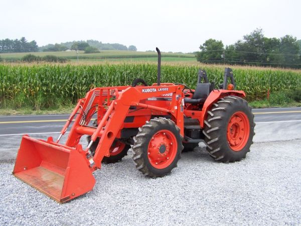 128: Kubota M6800 4x4 Tractor with LA1002 Loader 70" B