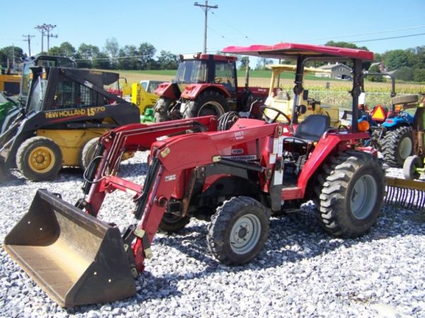 179: Massey Ferguson 1260 4x4 Compact Tractor with Load