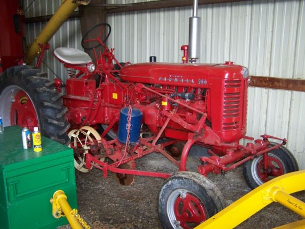 506: Farmall IH 200 Tractor, Wide Front w/ 2x Planters