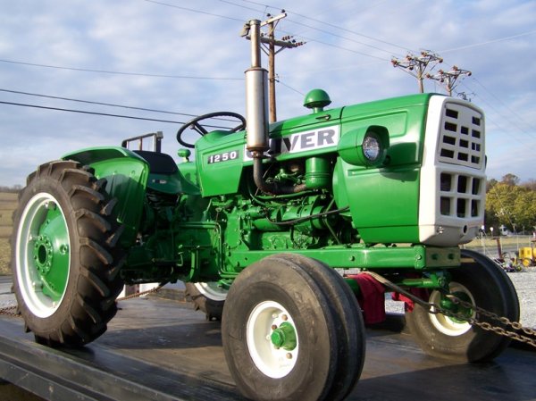 535: Oliver 1250 Tractor