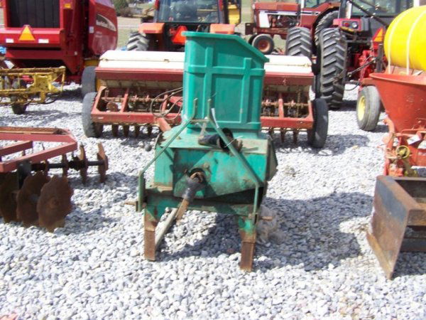 179: WIC Inc. 3pt Square Bale Bale Chopper for Tractors