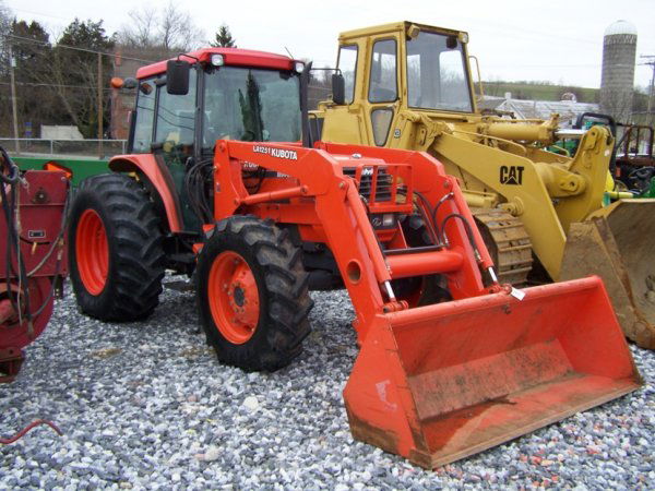 211: Kubota M9000 Utility 4x4 Tractor Cab Loader