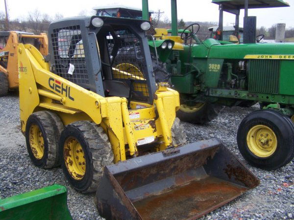 282: 2001 Gehl 3935 SX Skid Steer Loader Aux. Hyd