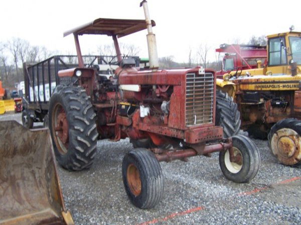 International 856 Farm Tractor With Rops Canopy