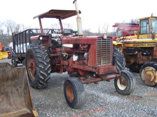 International 856 Farm Tractor With Rops Canopy